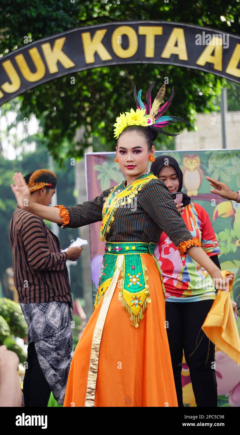 Indonesian traditional dancer with traditional clothes Stock Photo - Alamy