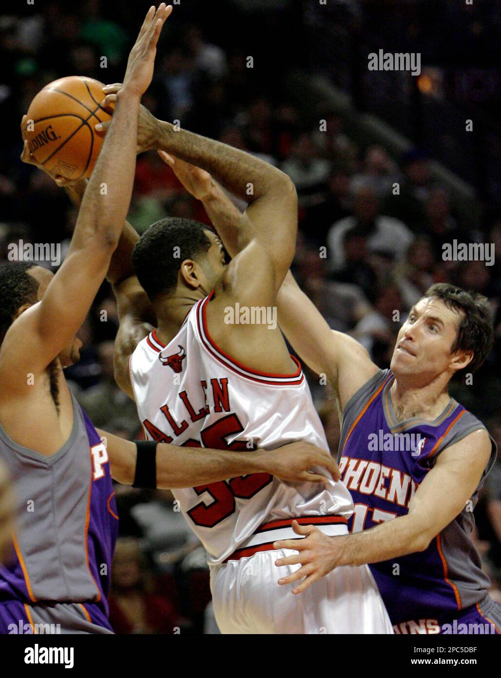 Chicago Bulls' Malik Allen, center, looks to a pass between Phoenix ...
