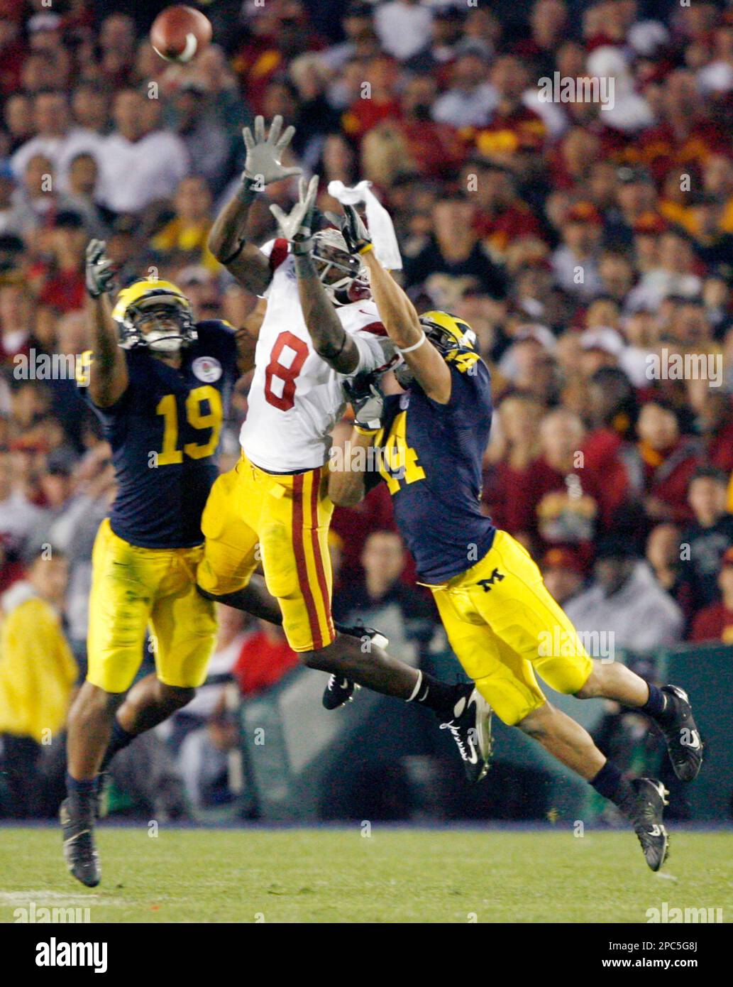 Southern California's Dwayne Jarrett (8) makes the reception as ...