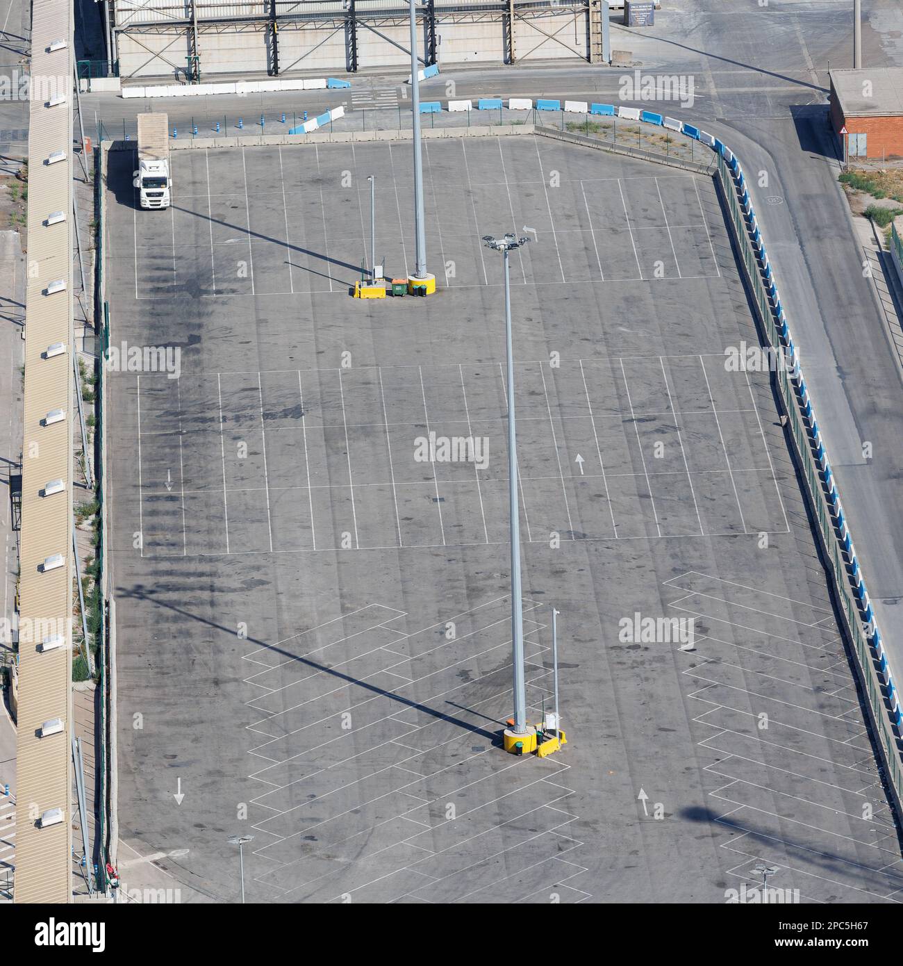 Truck loading dock parking lot hi-res stock photography and images - Alamy