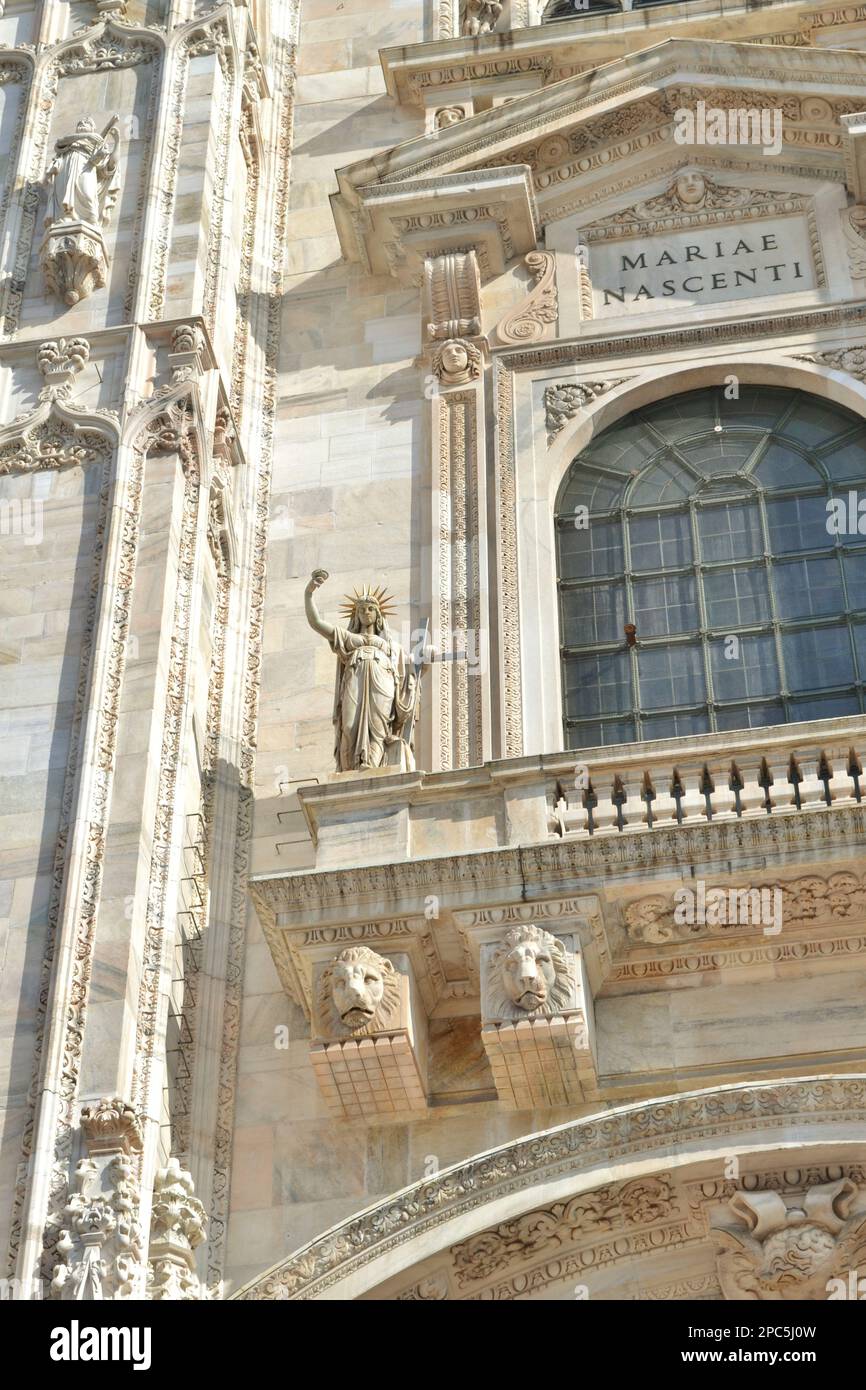 The New Law statue by Camillo Pacetti located on the facade of the ...