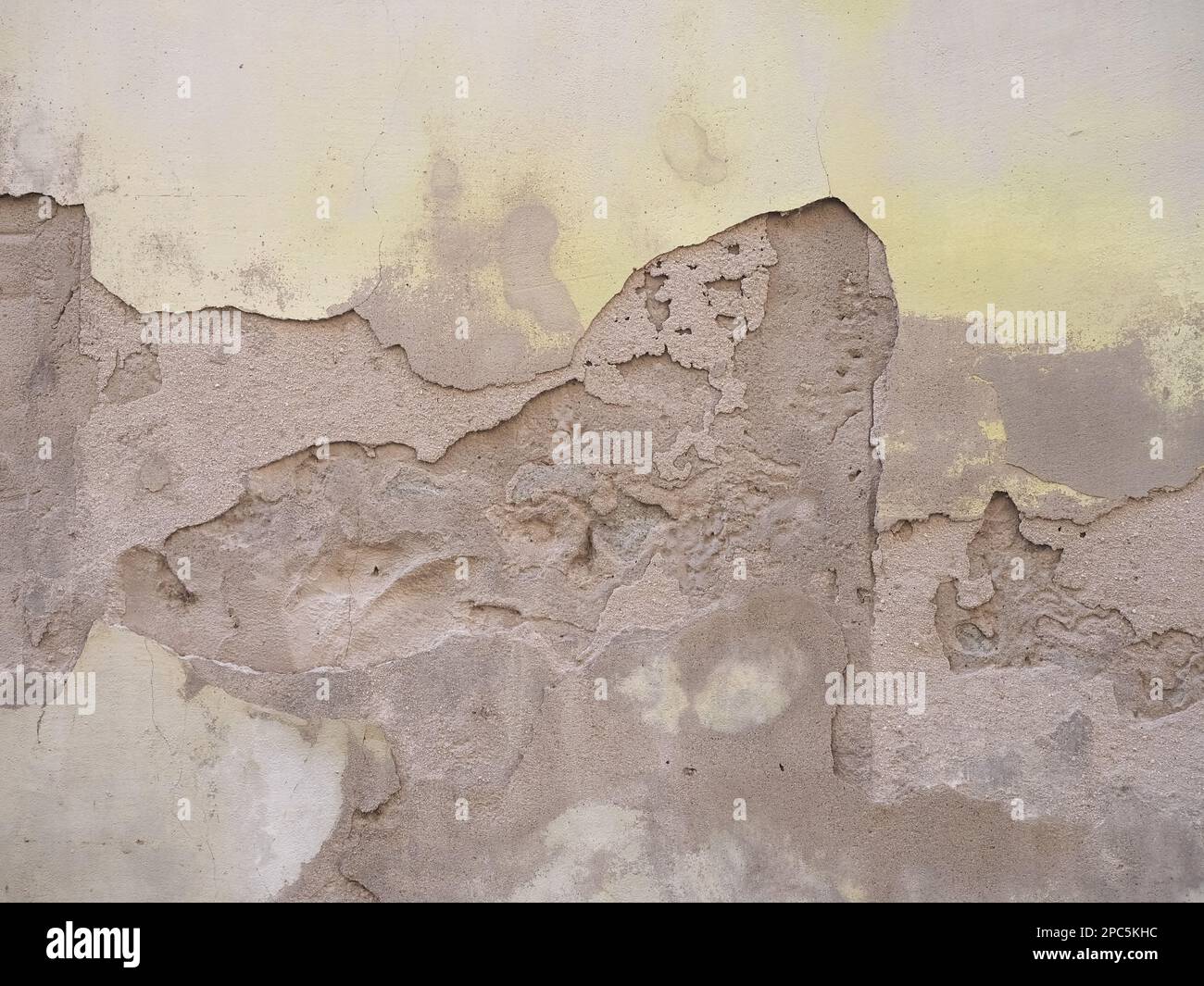 damage caused by dampness and moisture on a wall Stock Photo - Alamy