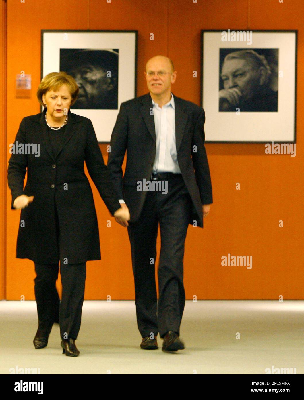 Bundeskanzlerin Angela Merkel (CDU), links, betritt am Samstag, 30. Dez ...