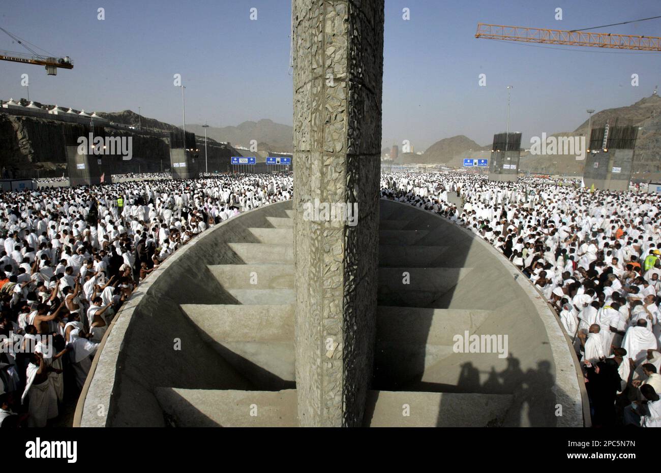 Hundreds of thousands of Muslim pilgrims gather to cast stones at one ...