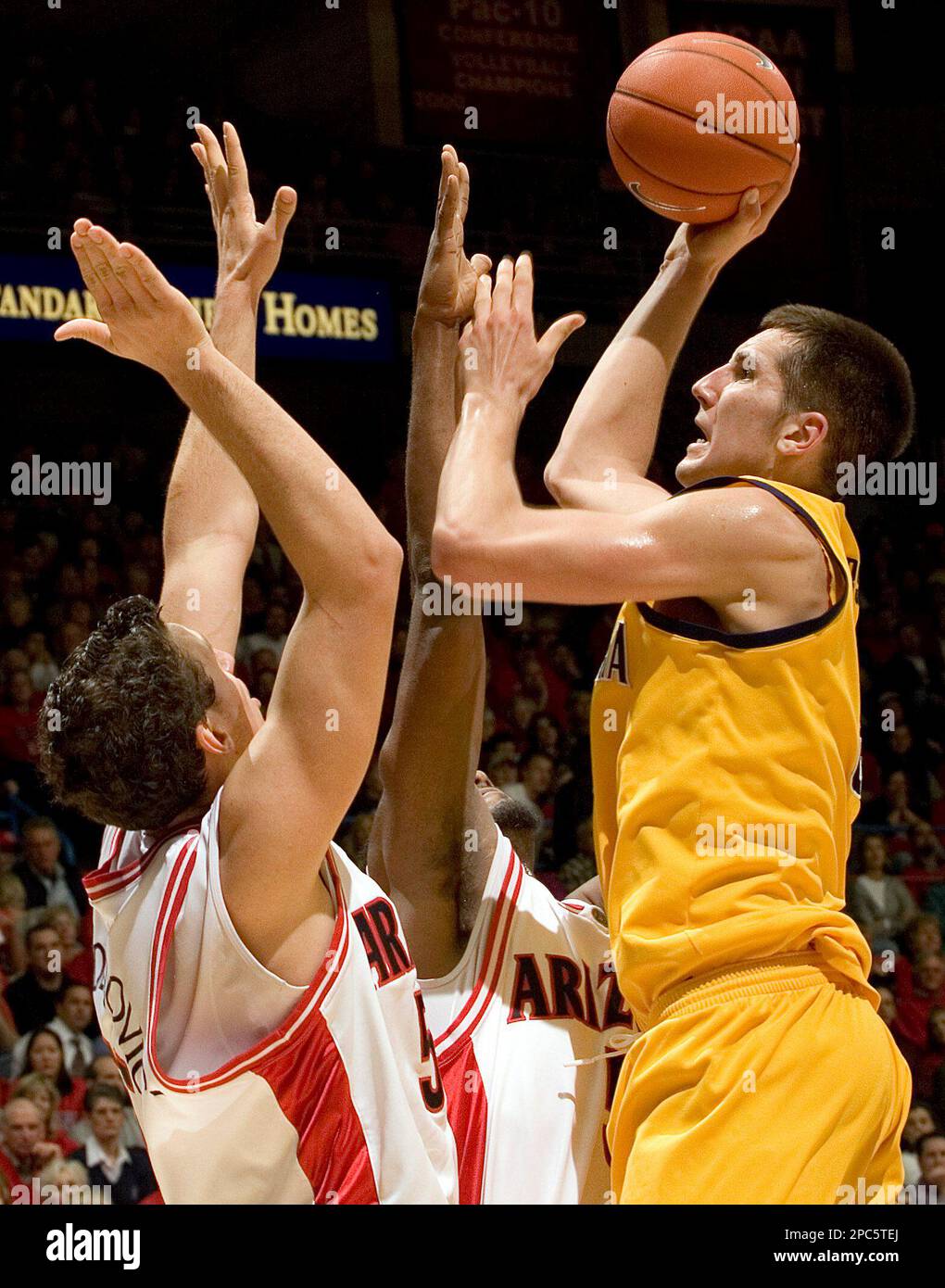California's Ryan Anderson ,right, shoots for two over the attempted ...