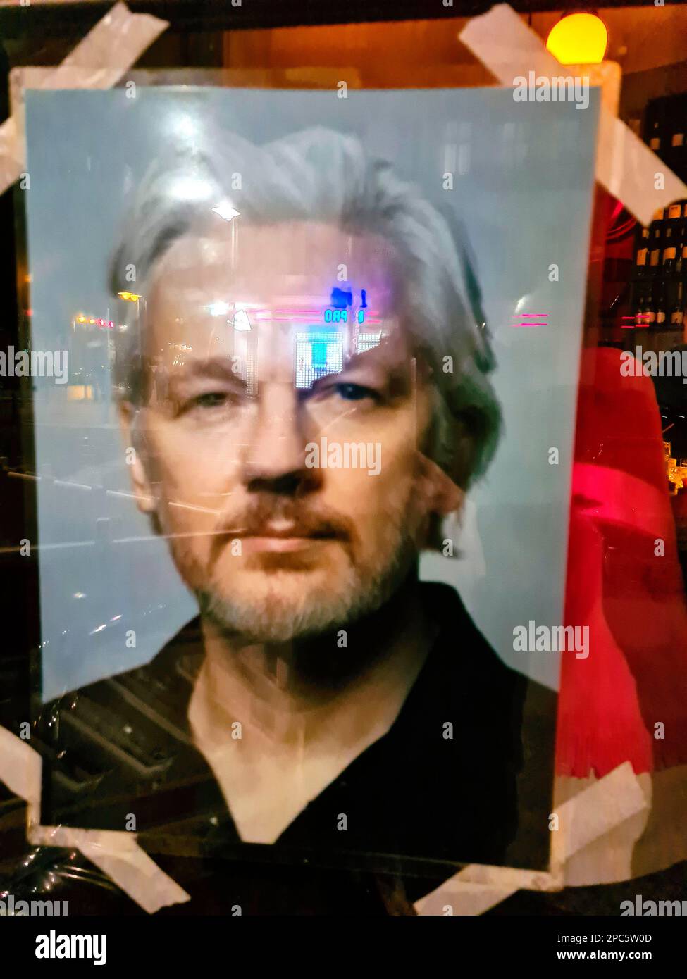 ein Portraitbild von Julian Assange in einer Bar in Berlin-Prenzlauer ...