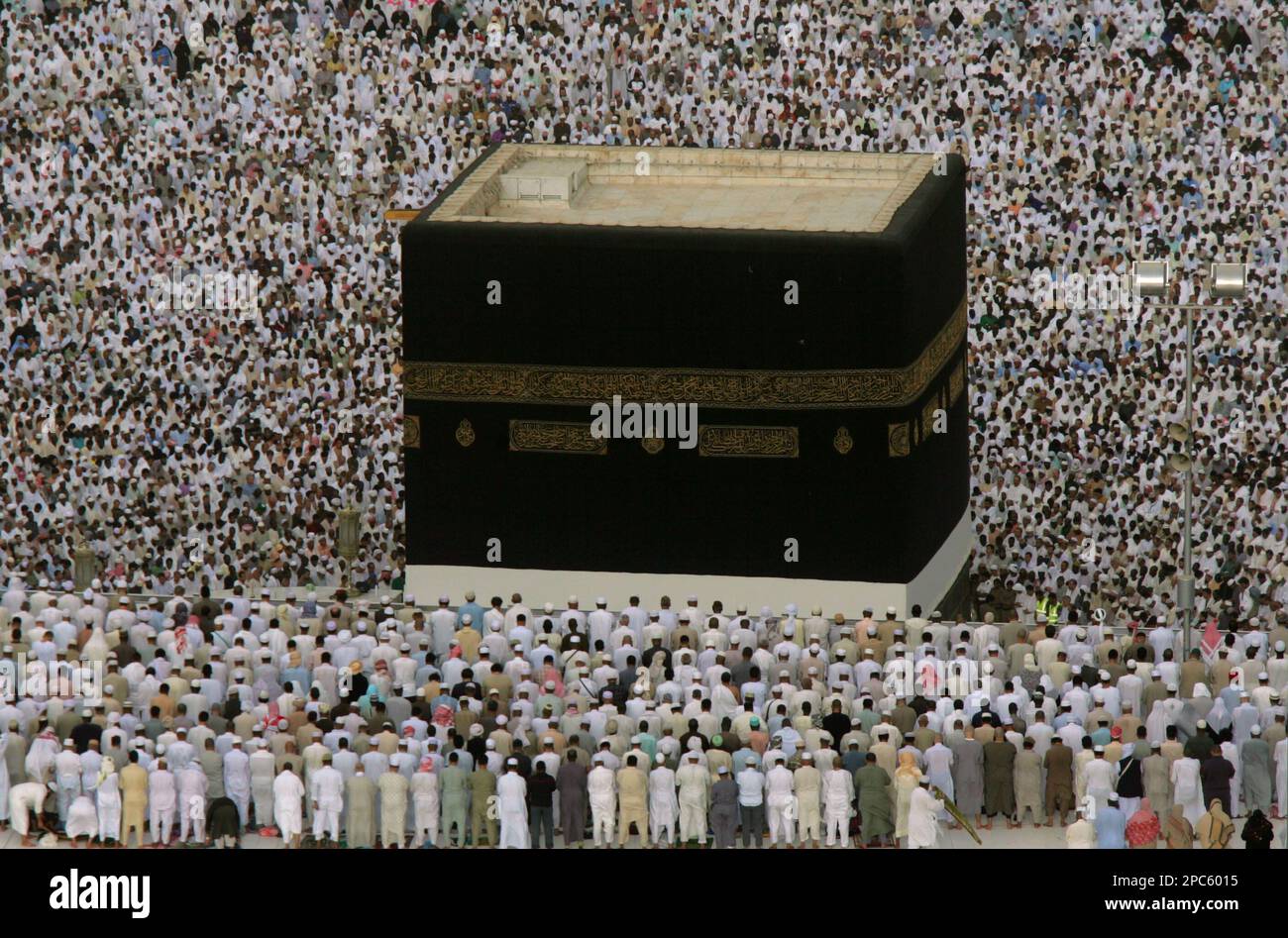 ** FOR USE WITH YEAR END--FILE **Muslim pilgrims pray around the Kaaba ...