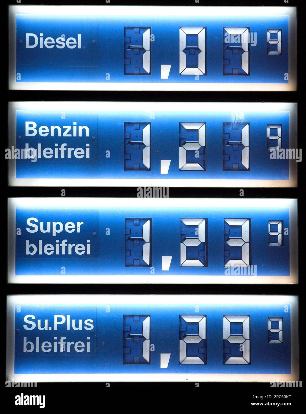 Preise fuer die verschiedenen Kraftstoffe zeigt am Freitagabend, 22 ...