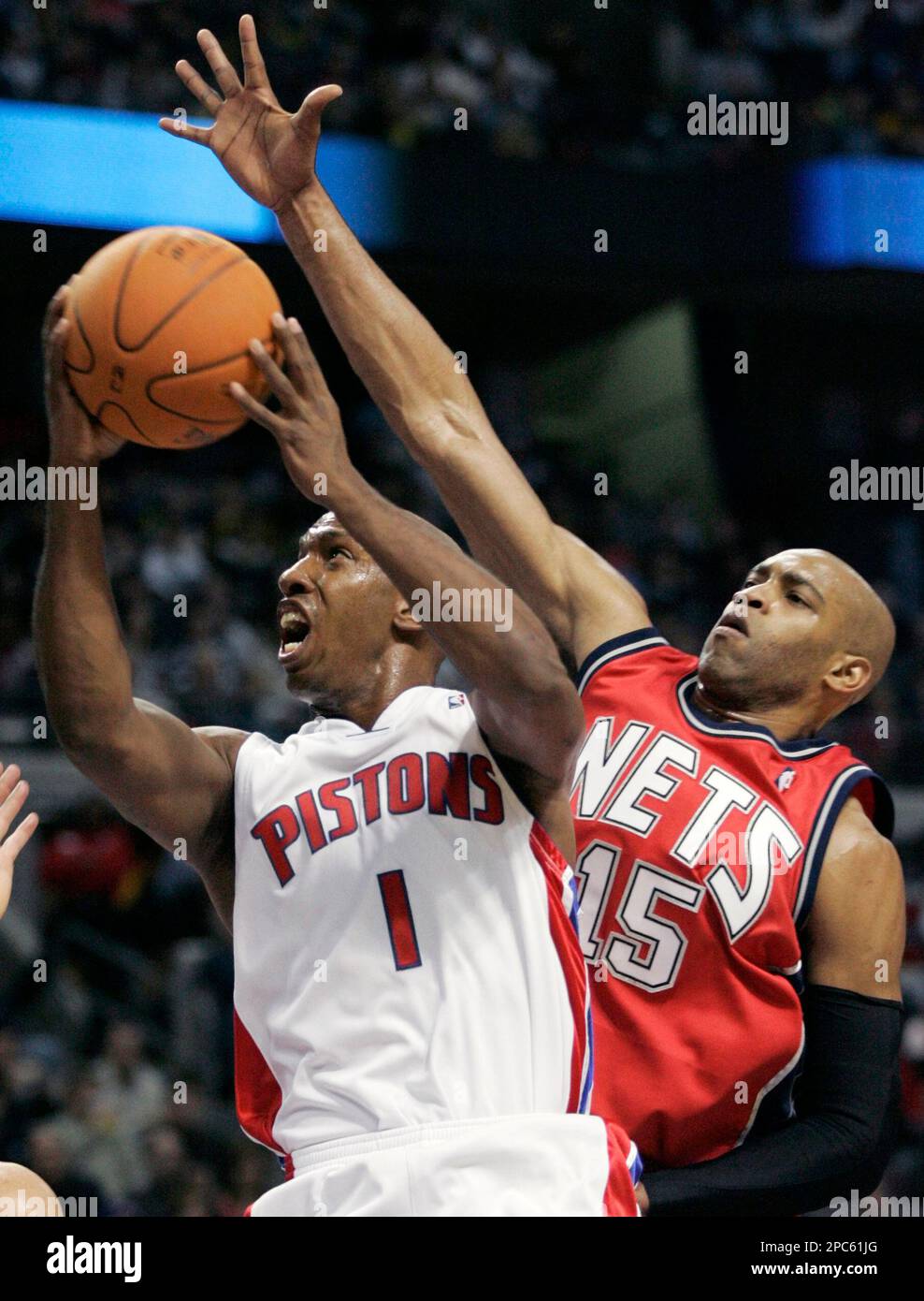 Detroit Pistons guard Chauncey Billups (1) goes to the basket past New ...