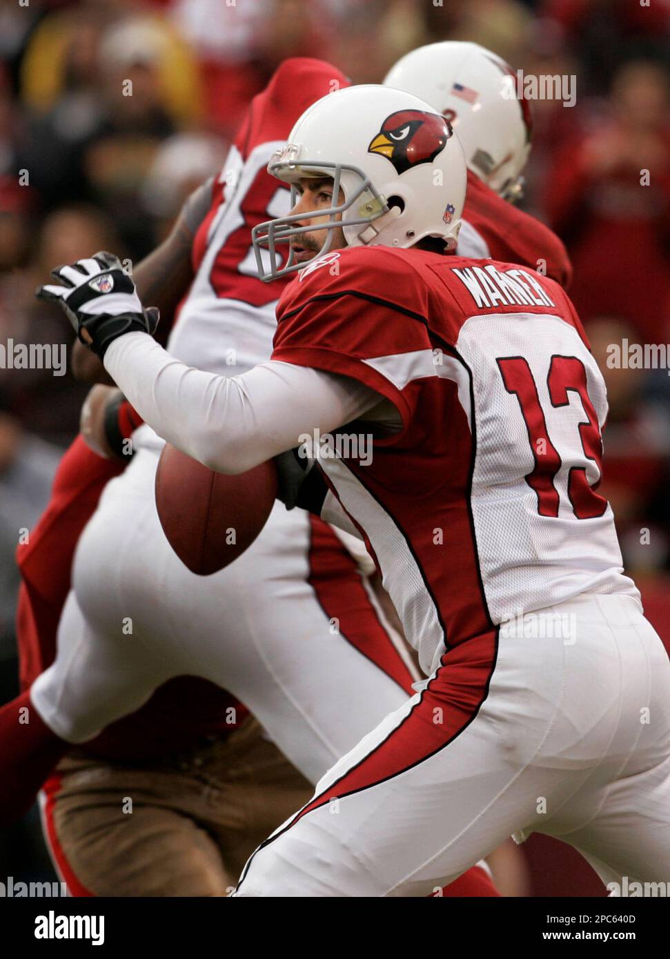 Arizona Cardinals' Kurt Warner looks to pass the ball in the third ...