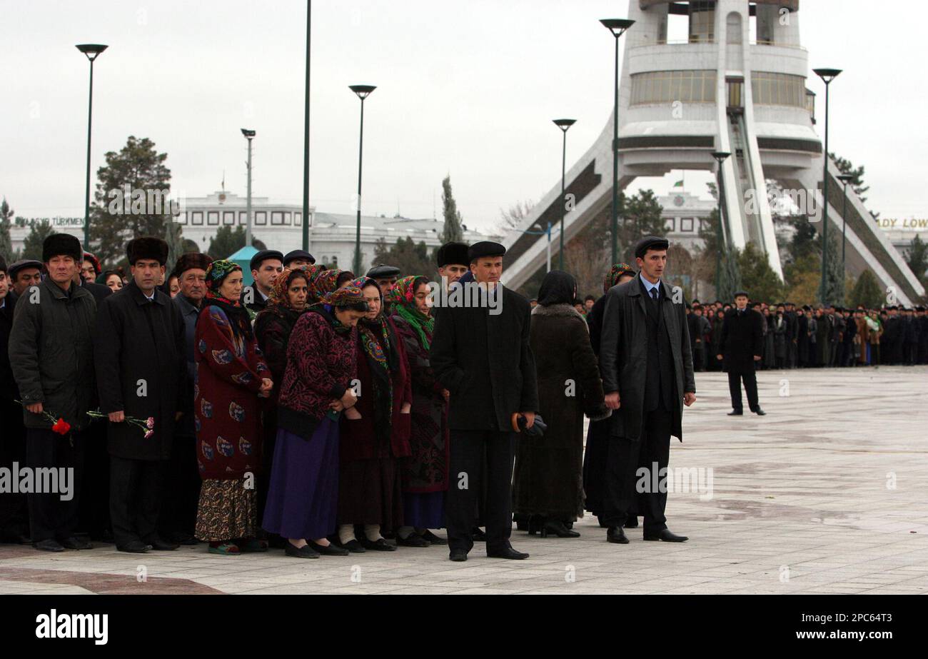 Turkmen people queue to enter the palace of the late President ...