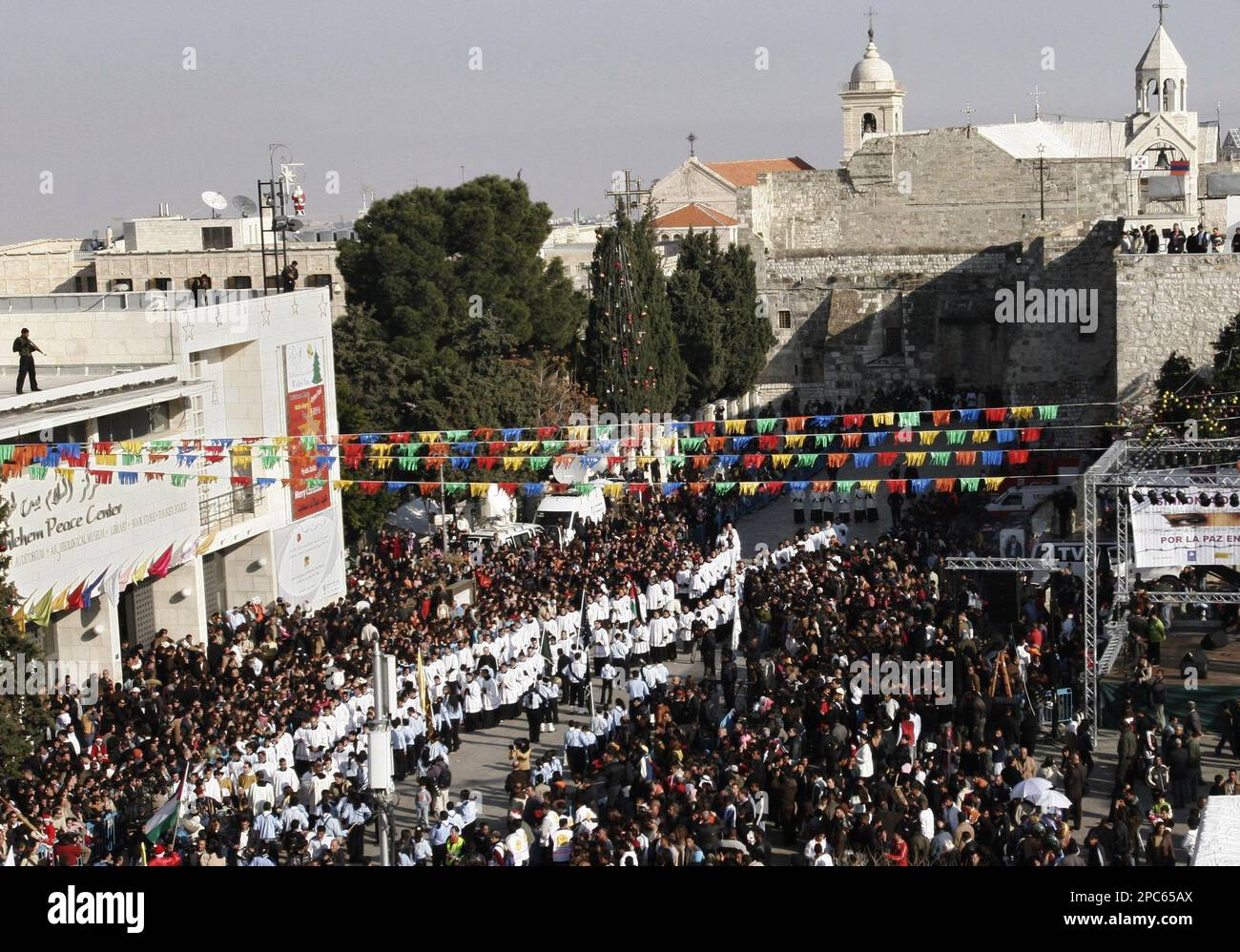 Palestinian participate the traditional Christmas procession towards ...