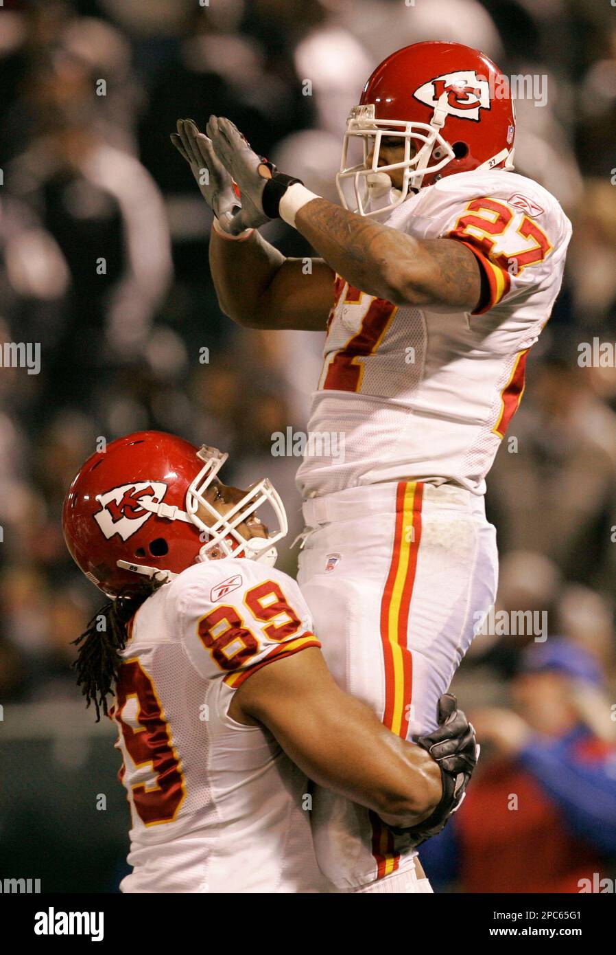 Kansas City Chiefs' Larry Johnson, top, celebrates with Jason Dunn ...