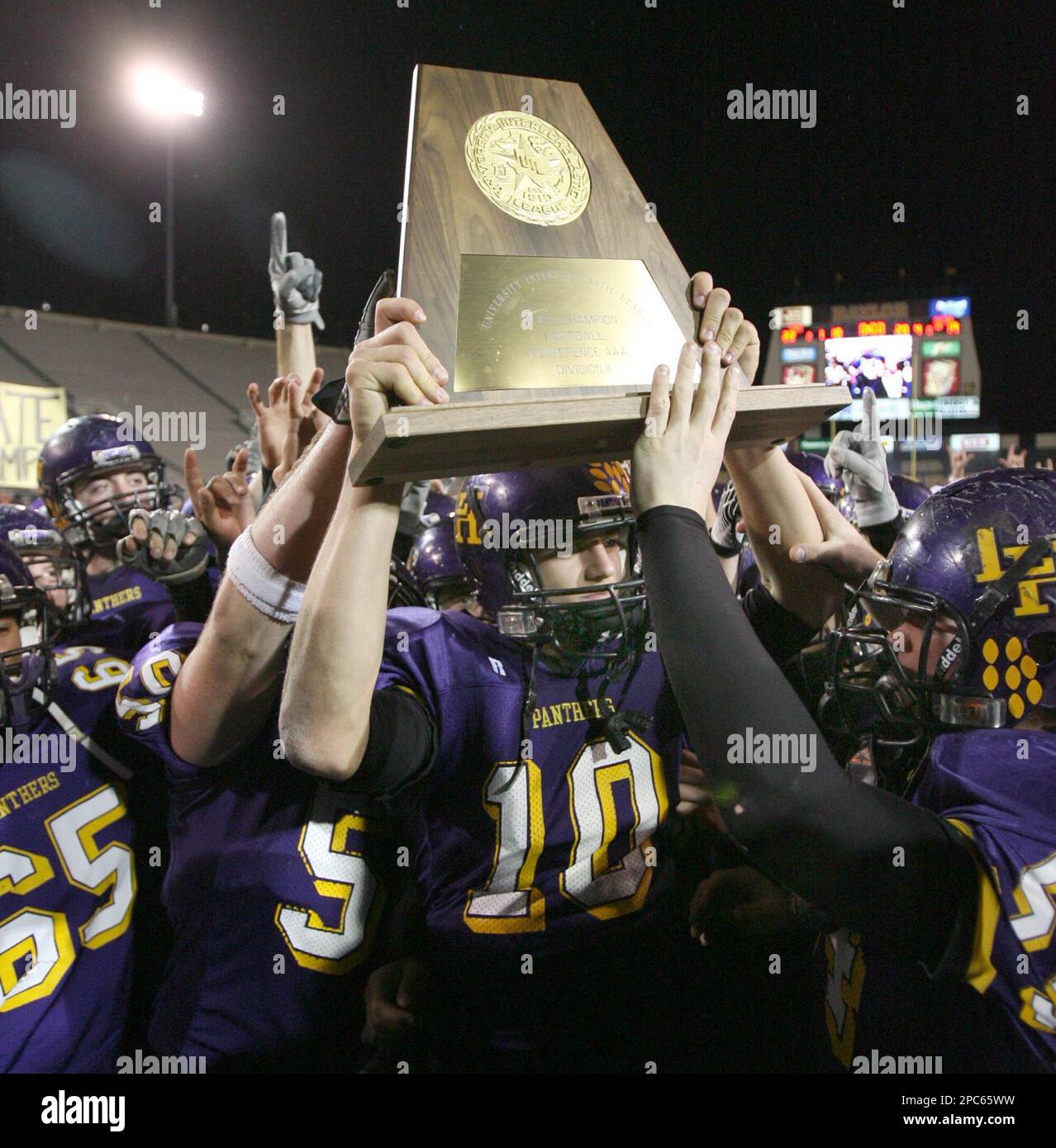 Liberty Hill quarterback Thomas Perrin (10) holds up the Class 3A ...