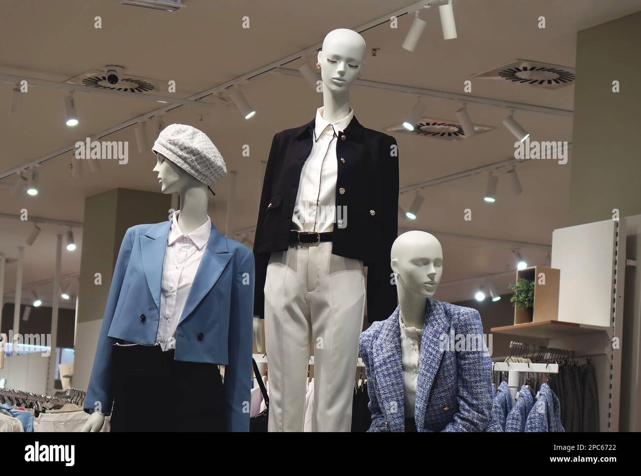 Mannequins in shop, modern collection Stock Photo - Alamy