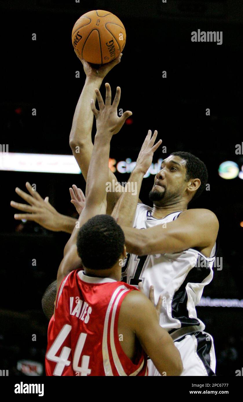 San Antonio Spurs forward Tim Duncan (21) shoots over Houston Rockets ...