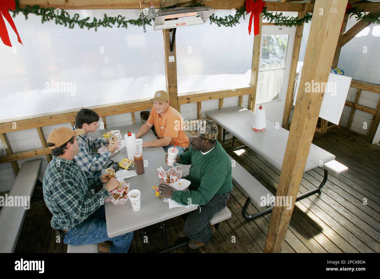 ** ADVANCE FOR WEEKEND EDITIONS, DEC. 23-24 ** Diners, clockwise from ...