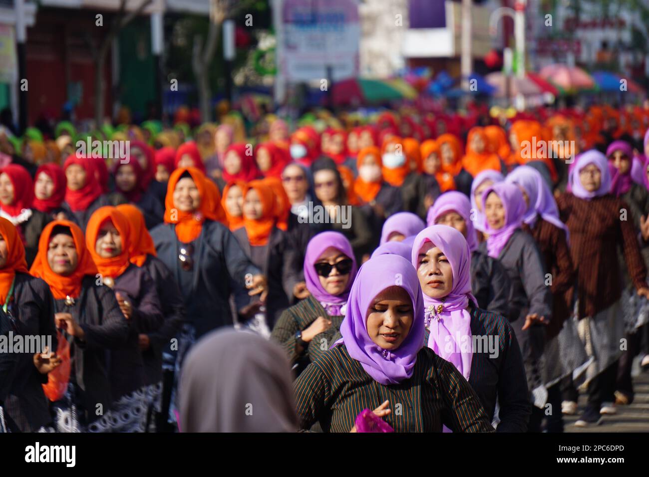 Indonesian do flash mob traditional dance to celebrate national ...