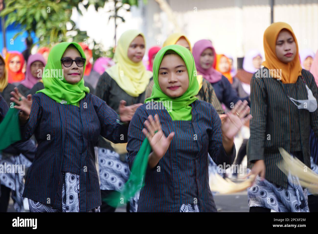 Indonesian do flash mob traditional dance to celebrate national ...