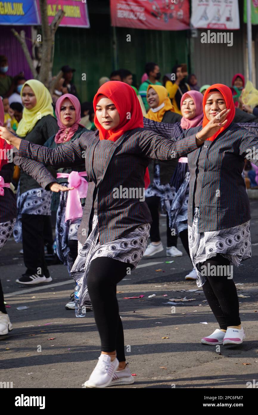 Indonesian do flash mob traditional dance to celebrate national ...