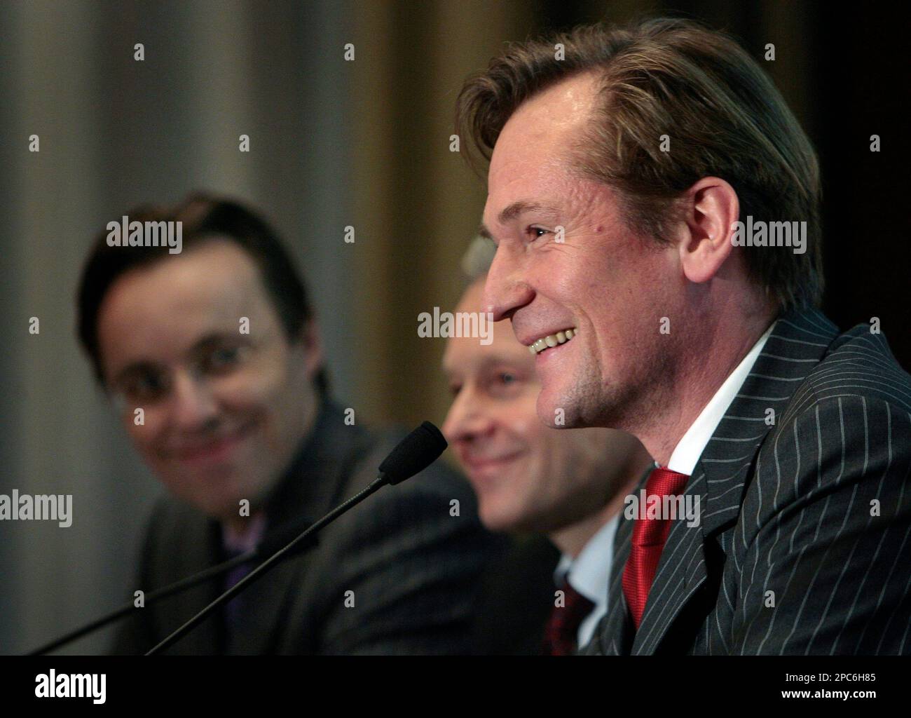 Glueckliche Gesichter bei Mathias Doepfner, rechts ...