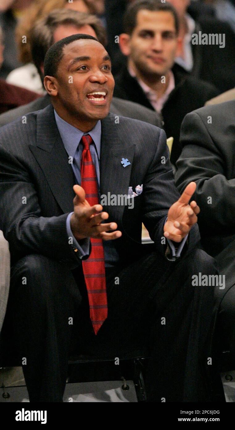 New York Knicks' head coach Isiah Thomas gives his team instructions ...