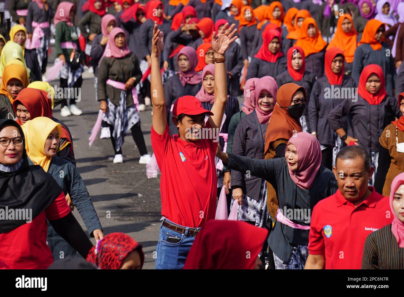 Indonesian do flash mob traditional dance to celebrate national ...