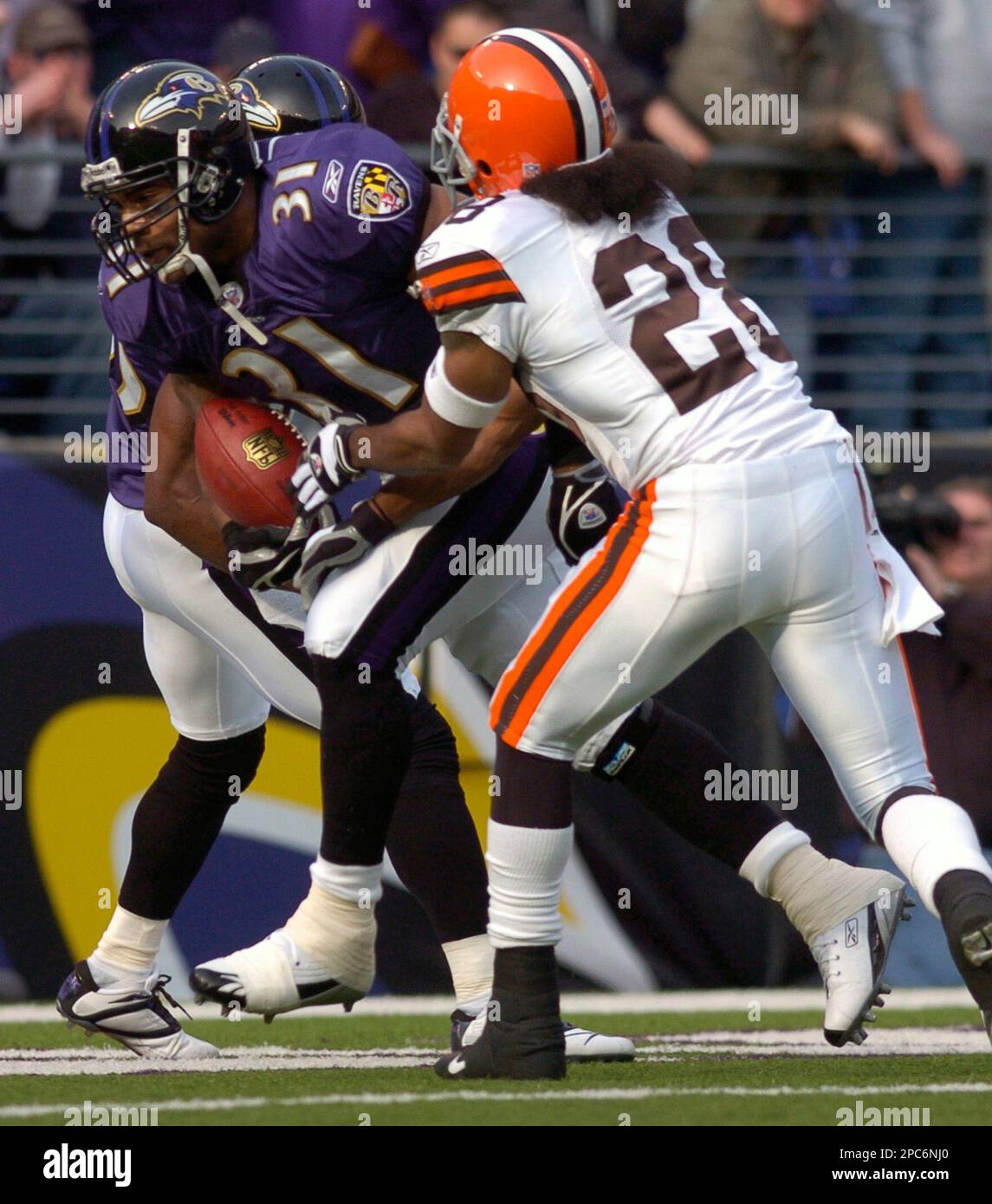 Baltimore Ravens running back Jamal Lewis escapes Cleveland Browns ...