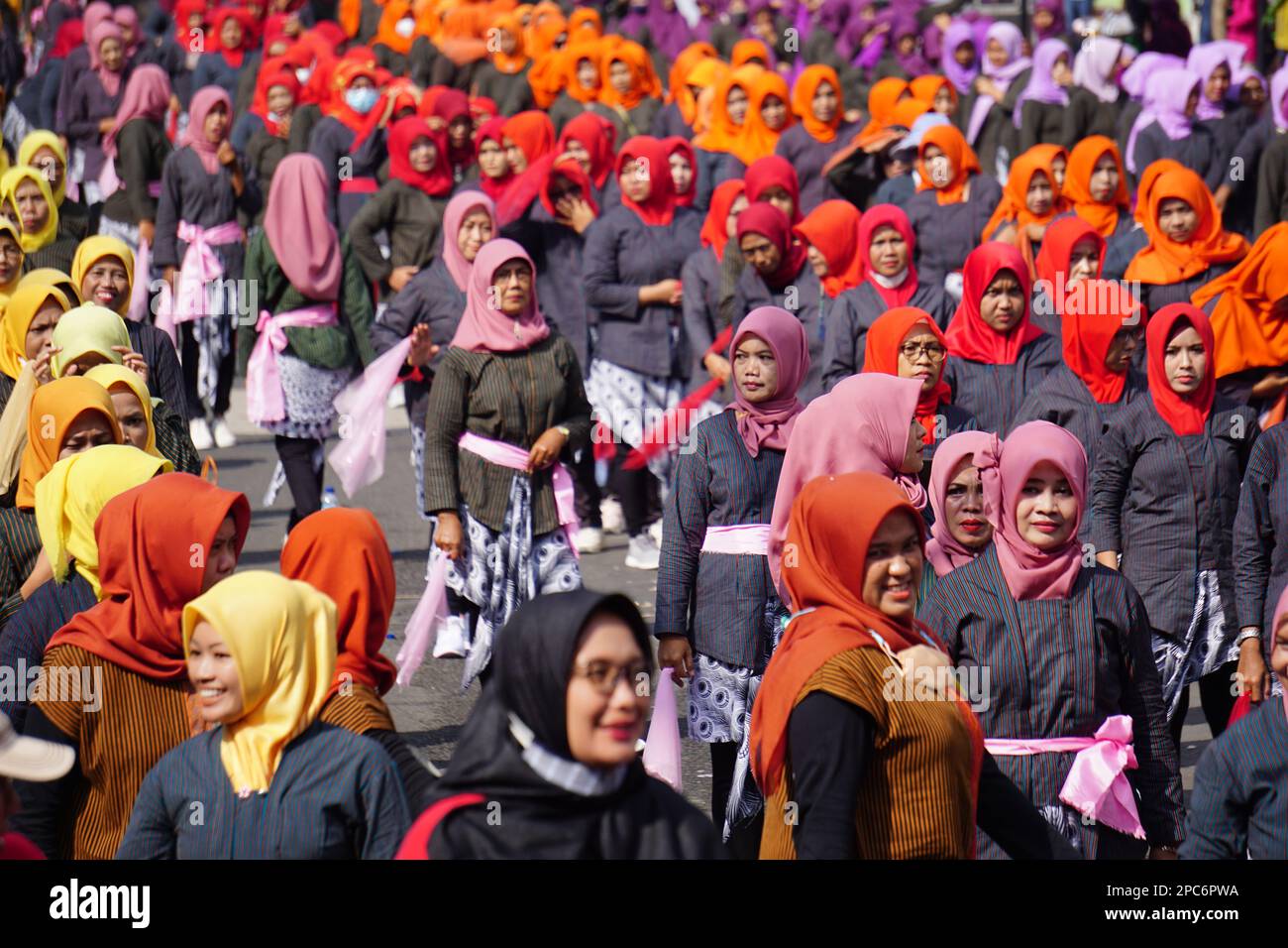 Indonesian do flash mob traditional dance to celebrate national ...
