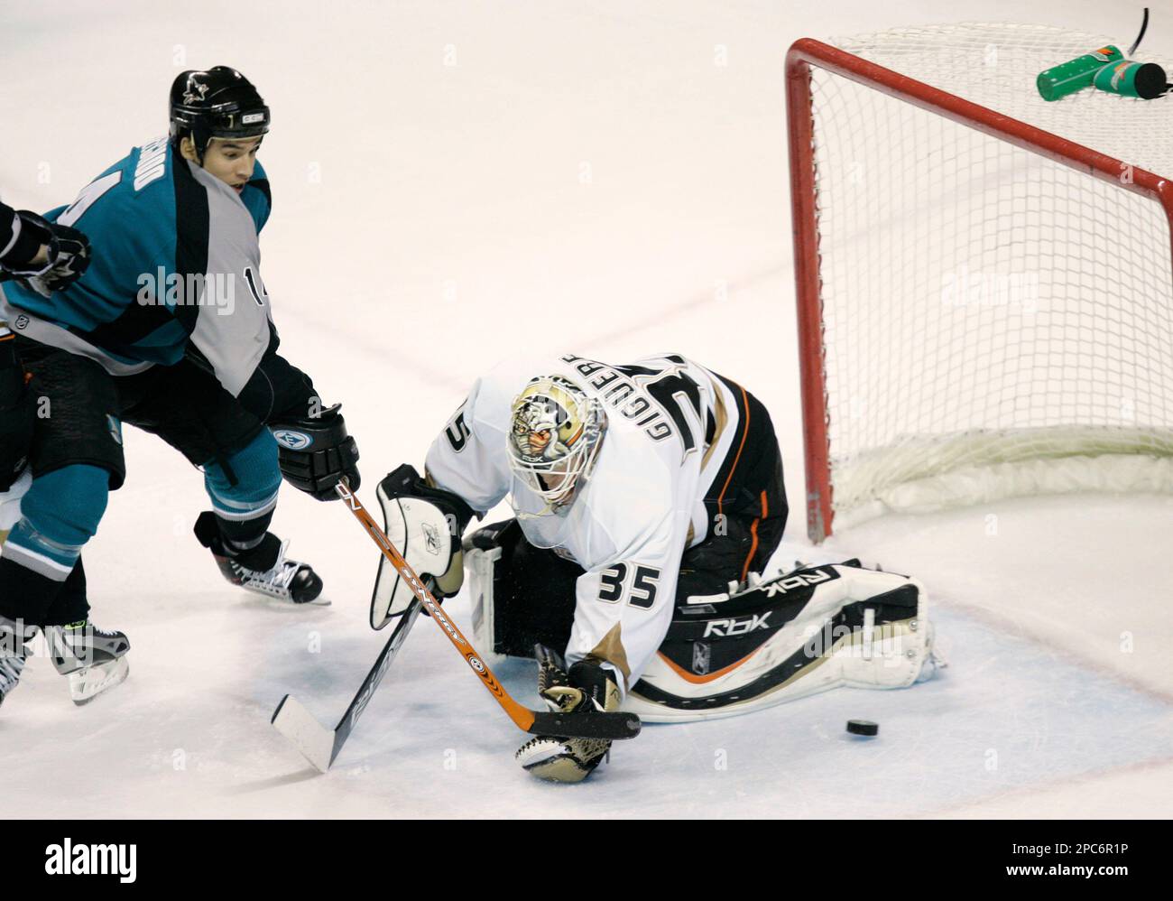 San Jose Sharks right wing Jonathan Cheechoo, left, scores past Anaheim ...