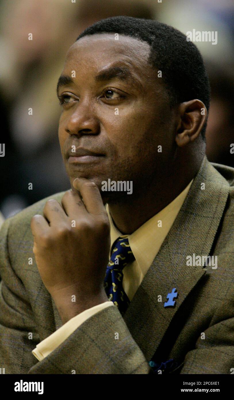 New York Knicks coach Isiah Thomas looks on during the fourth quarter ...