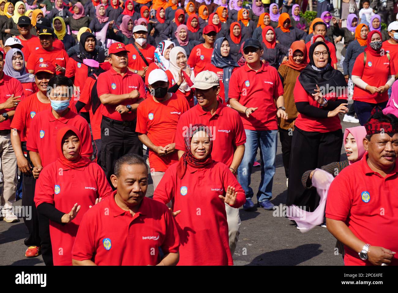 Indonesian do flash mob traditional dance to celebrate national ...