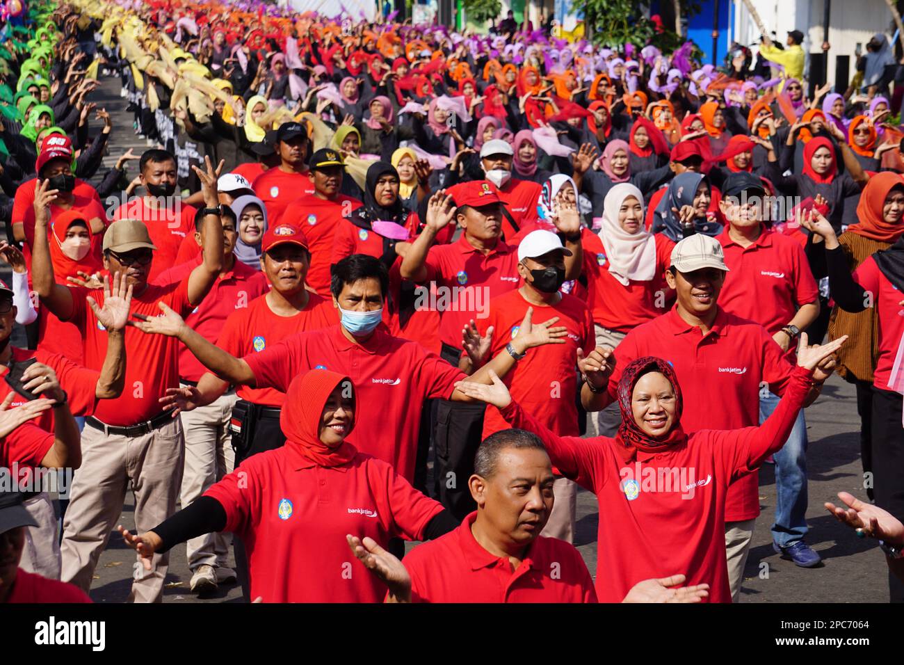 Indonesian do flash mob traditional dance to celebrate national ...