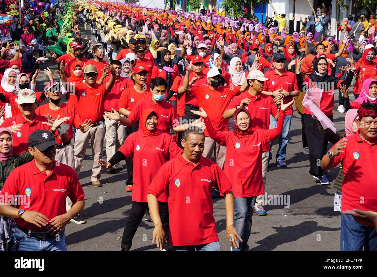 Indonesian do flash mob traditional dance to celebrate national ...