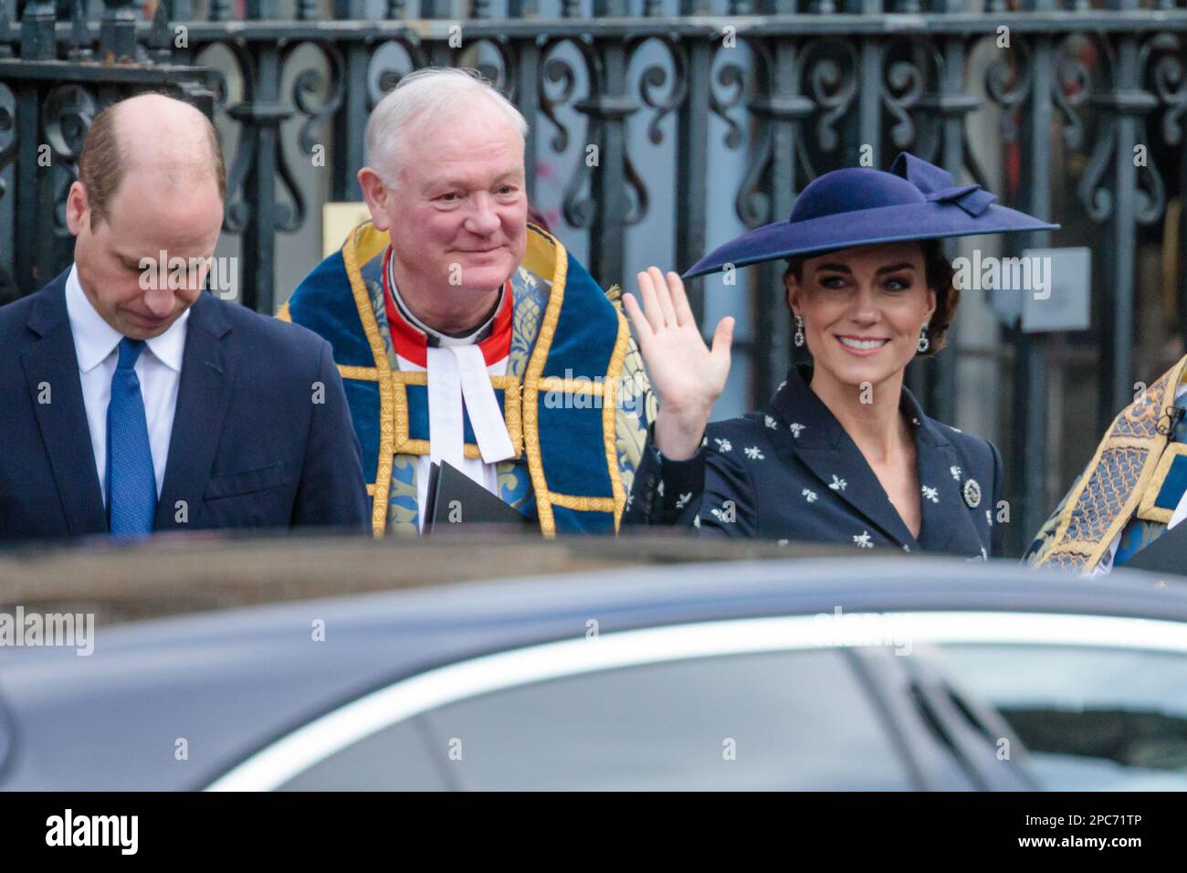 William prince of wales waving hi-res stock photography and images - Alamy
