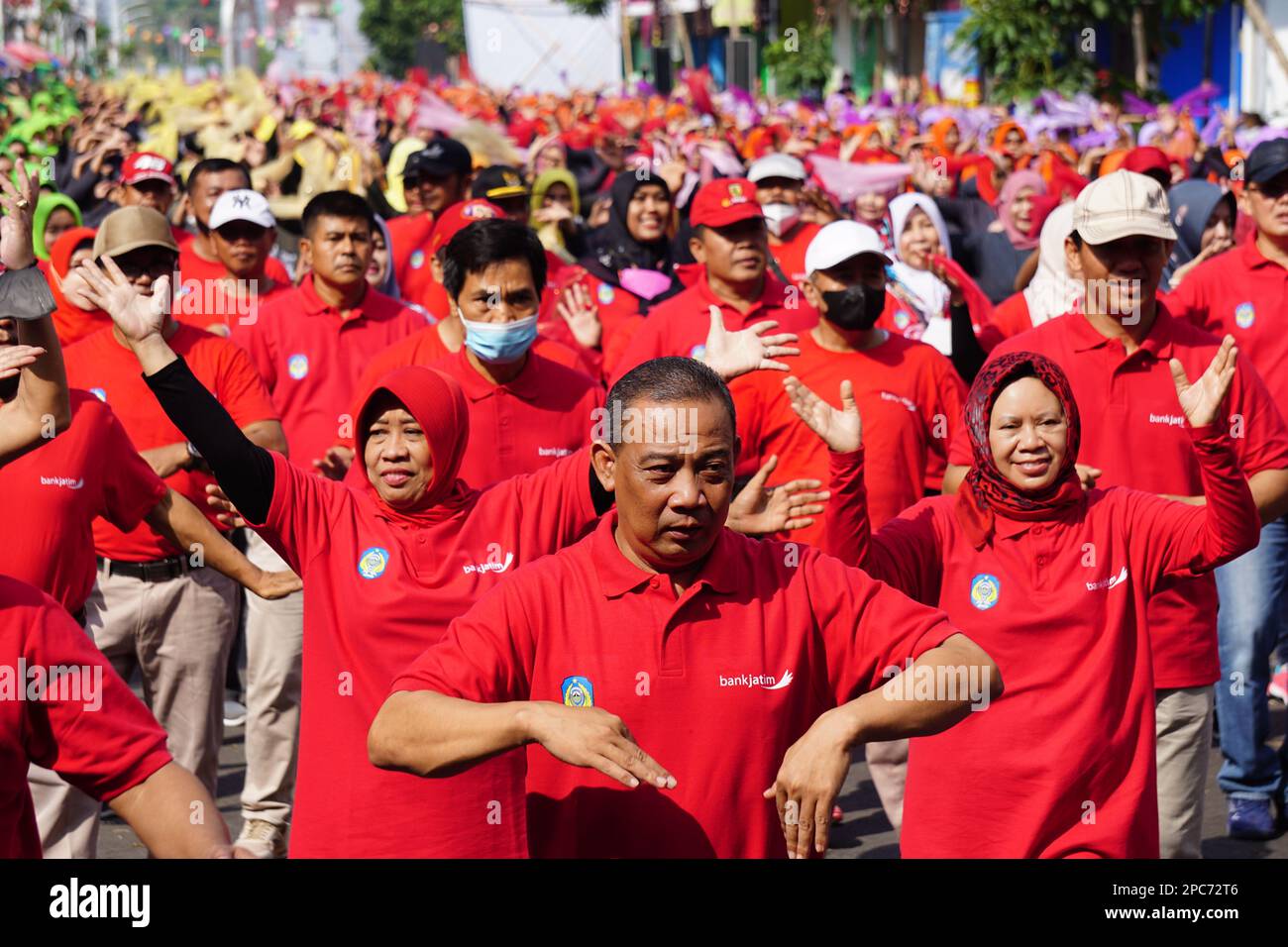 Indonesian do flash mob traditional dance to celebrate national ...