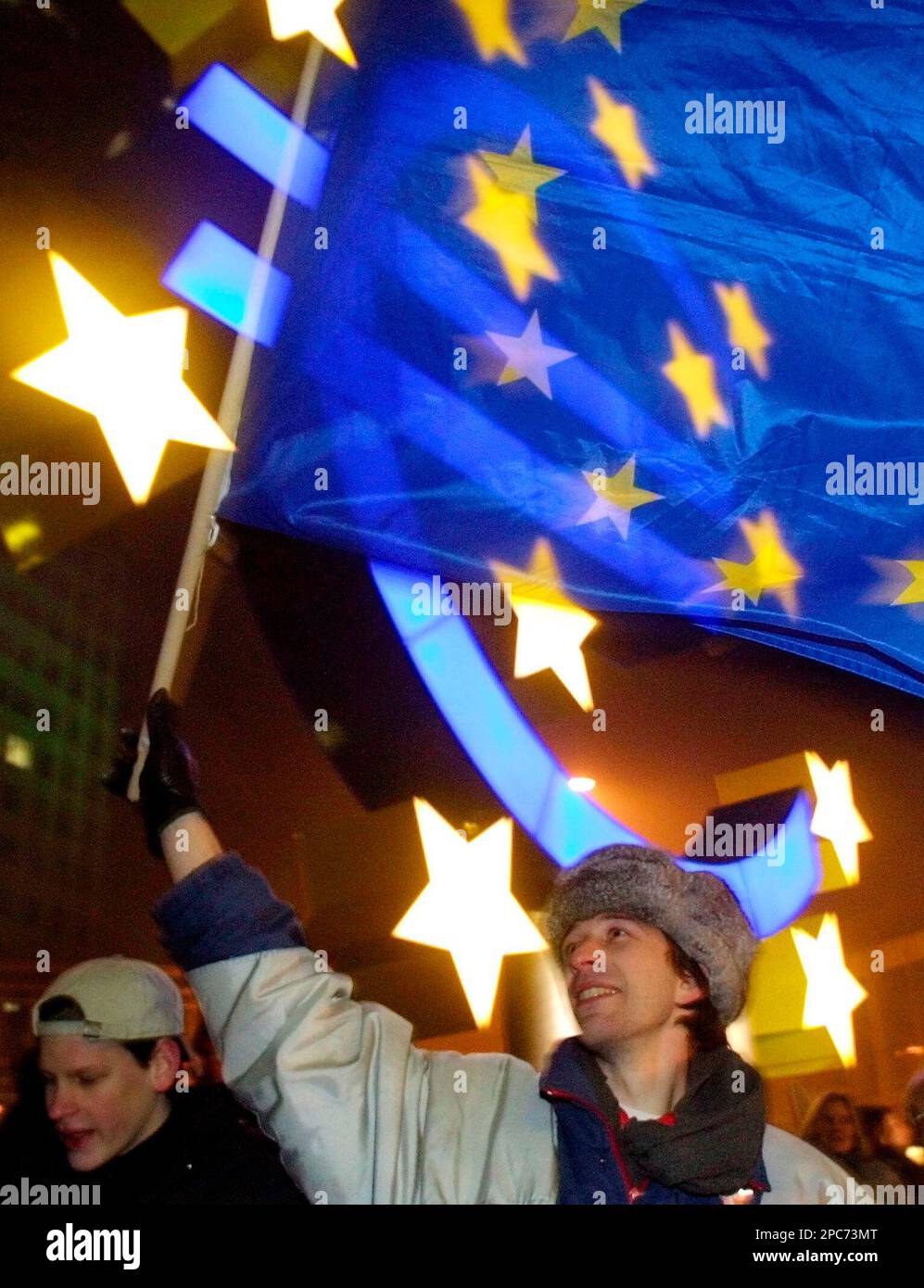** ARCHIV ** Alexander Glogowski aus Paris schwingt die Europaeische ...