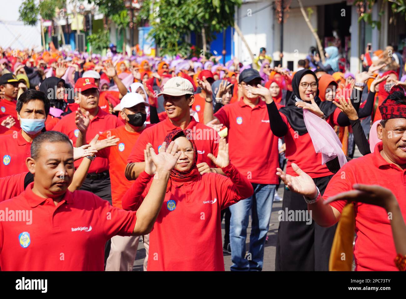 Indonesian do flash mob traditional dance to celebrate national ...
