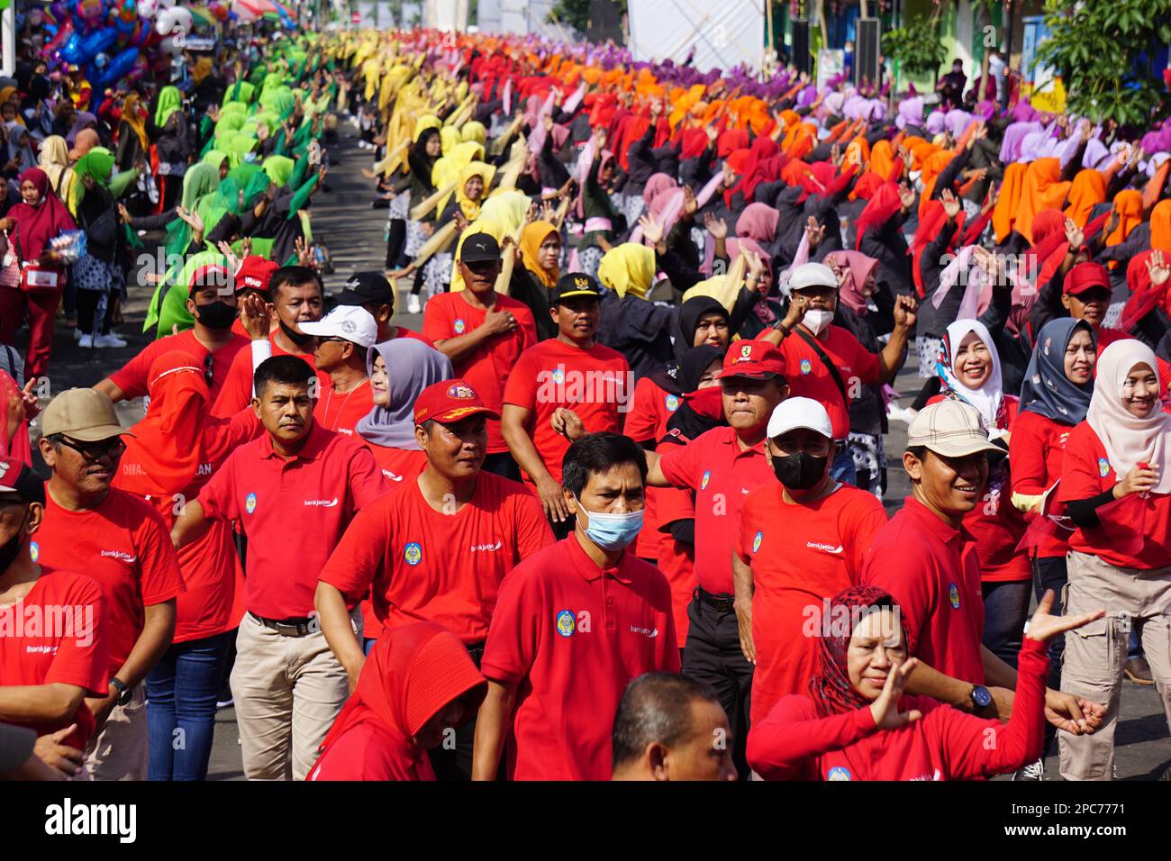 Indonesian do flash mob traditional dance to celebrate national ...