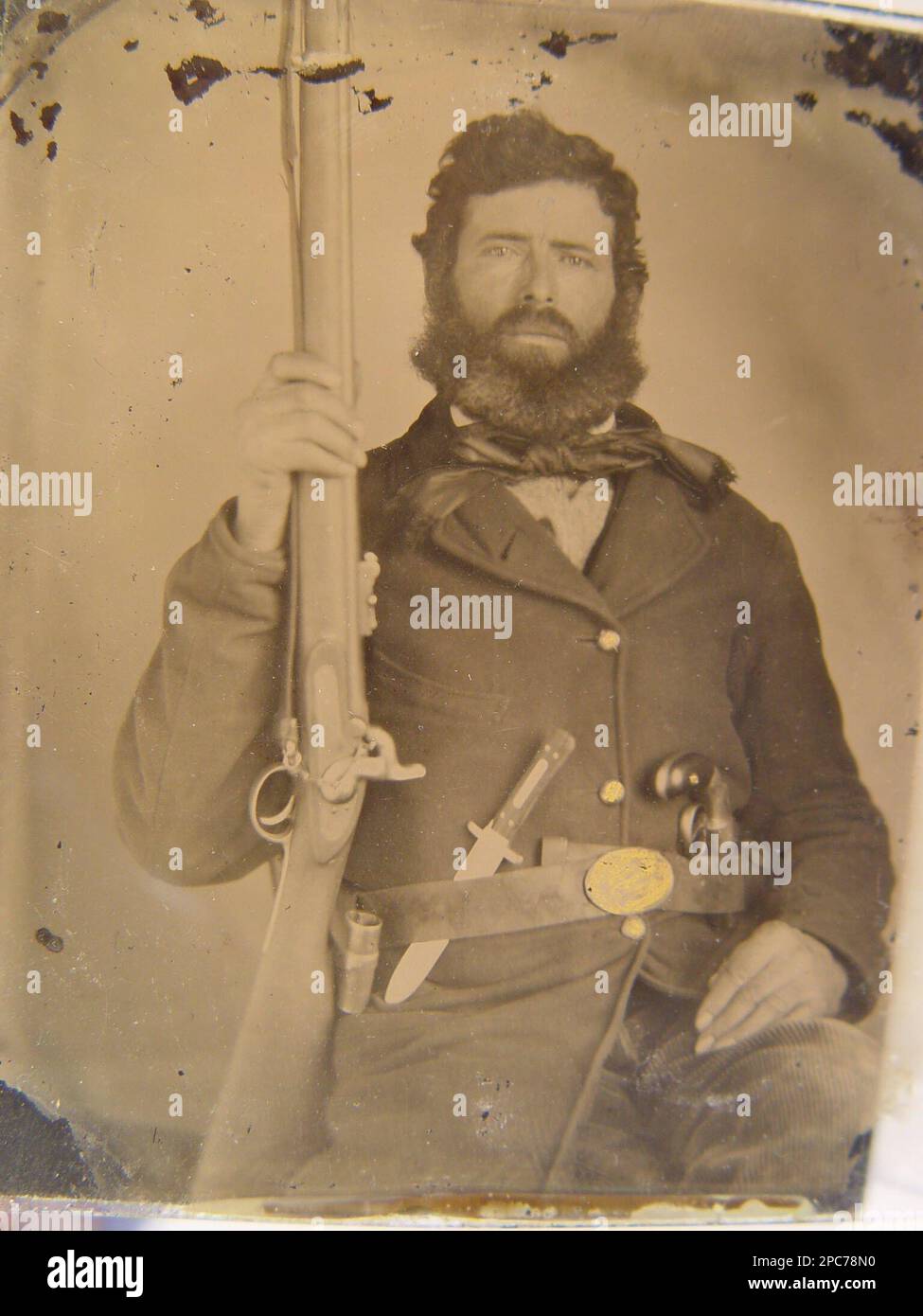 Unidentified soldier in Union uniform with musket, bayonet and scabbard ...