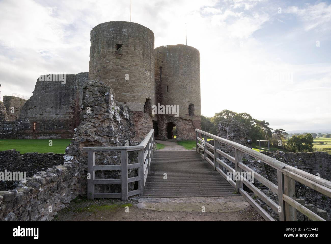 Ruined gatehouse towers hi-res stock photography and images - Alamy