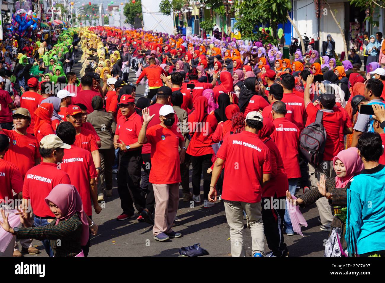 Indonesian do flash mob traditional dance to celebrate national ...
