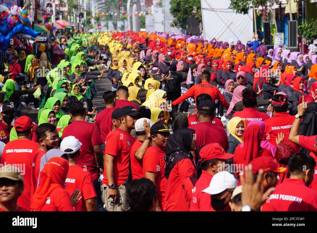 Indonesian do flash mob traditional dance to celebrate national ...