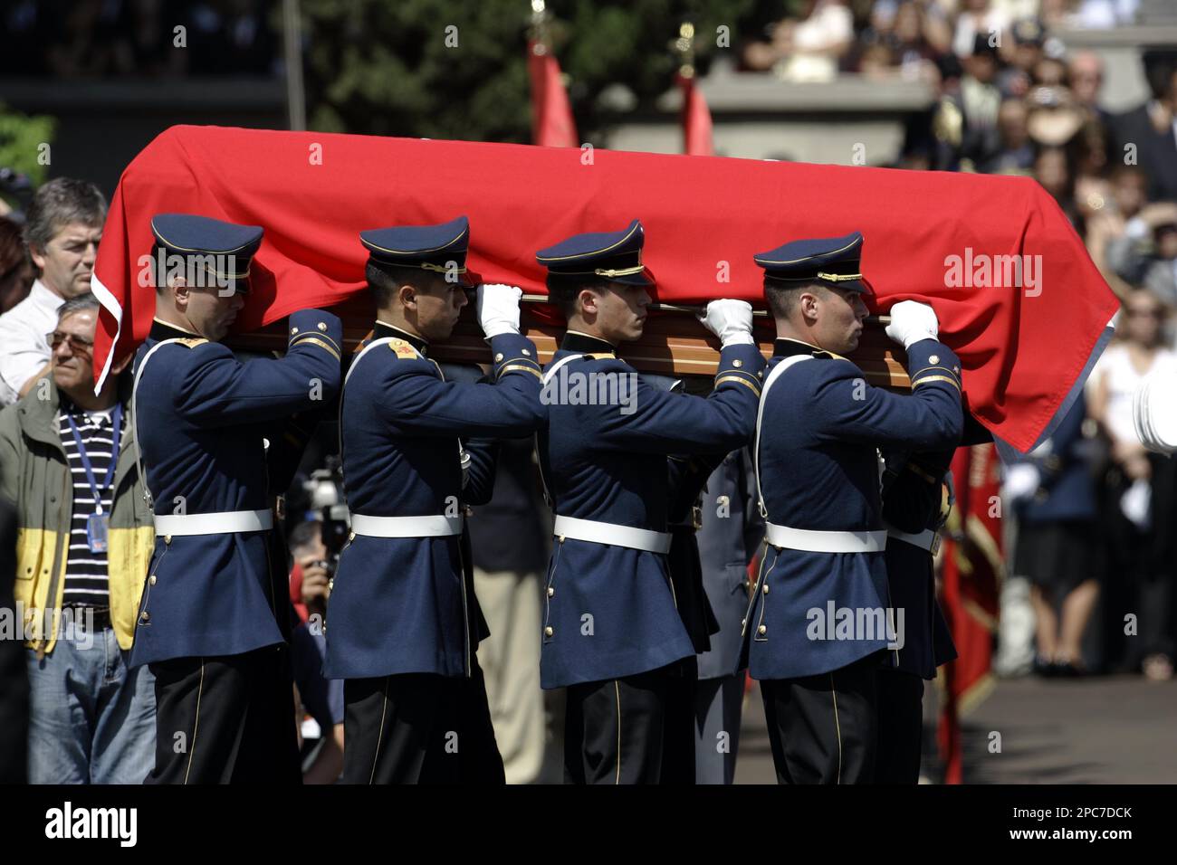 Army soldiers carry the coffin with the remains of former military ...