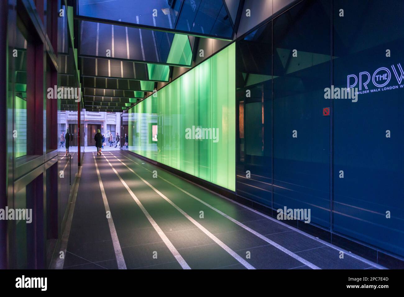 Installation of glass facade panels hi-res stock photography and images ...