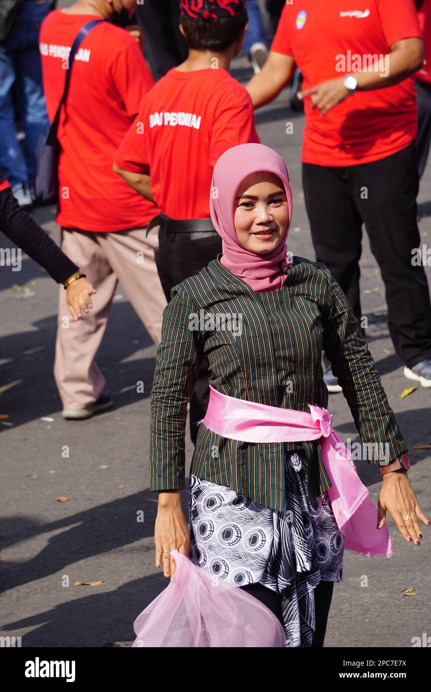 Indonesian do flash mob traditional dance to celebrate national ...