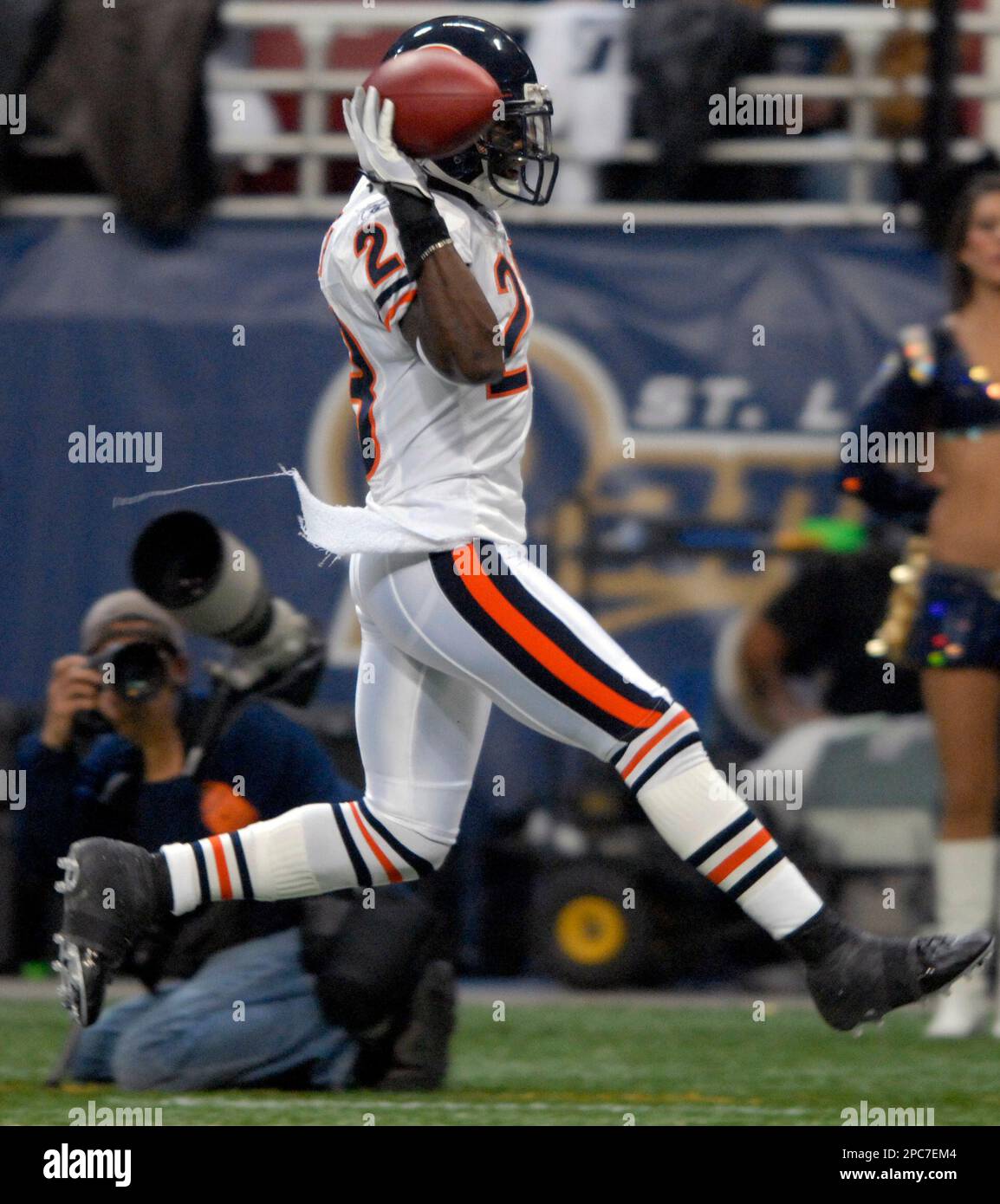 Chicago Bears' Devin Hester celebrates his 94-yard kick off return for ...