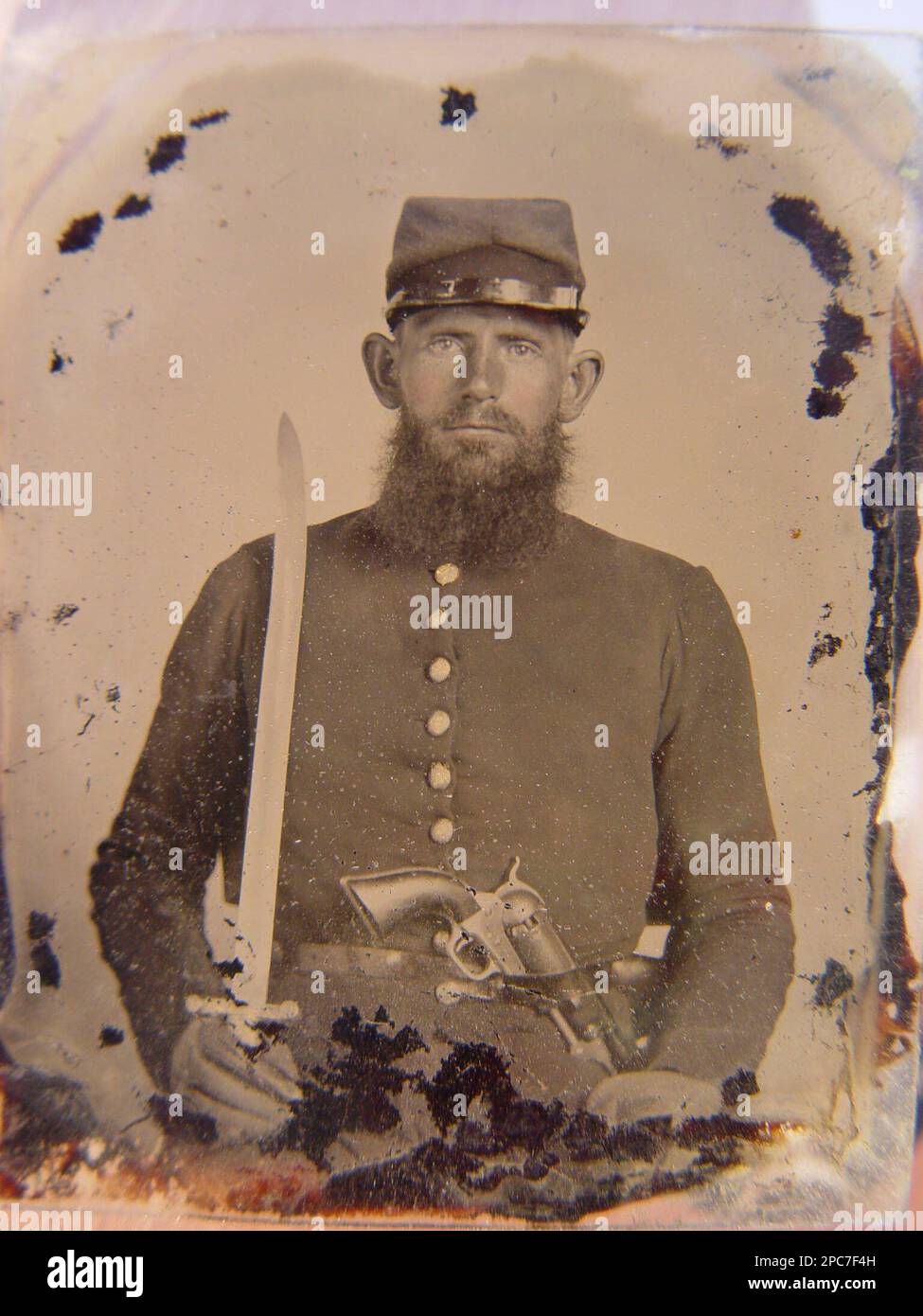Unidentified soldier in Union uniform with revolver and sword. Soldiers ...