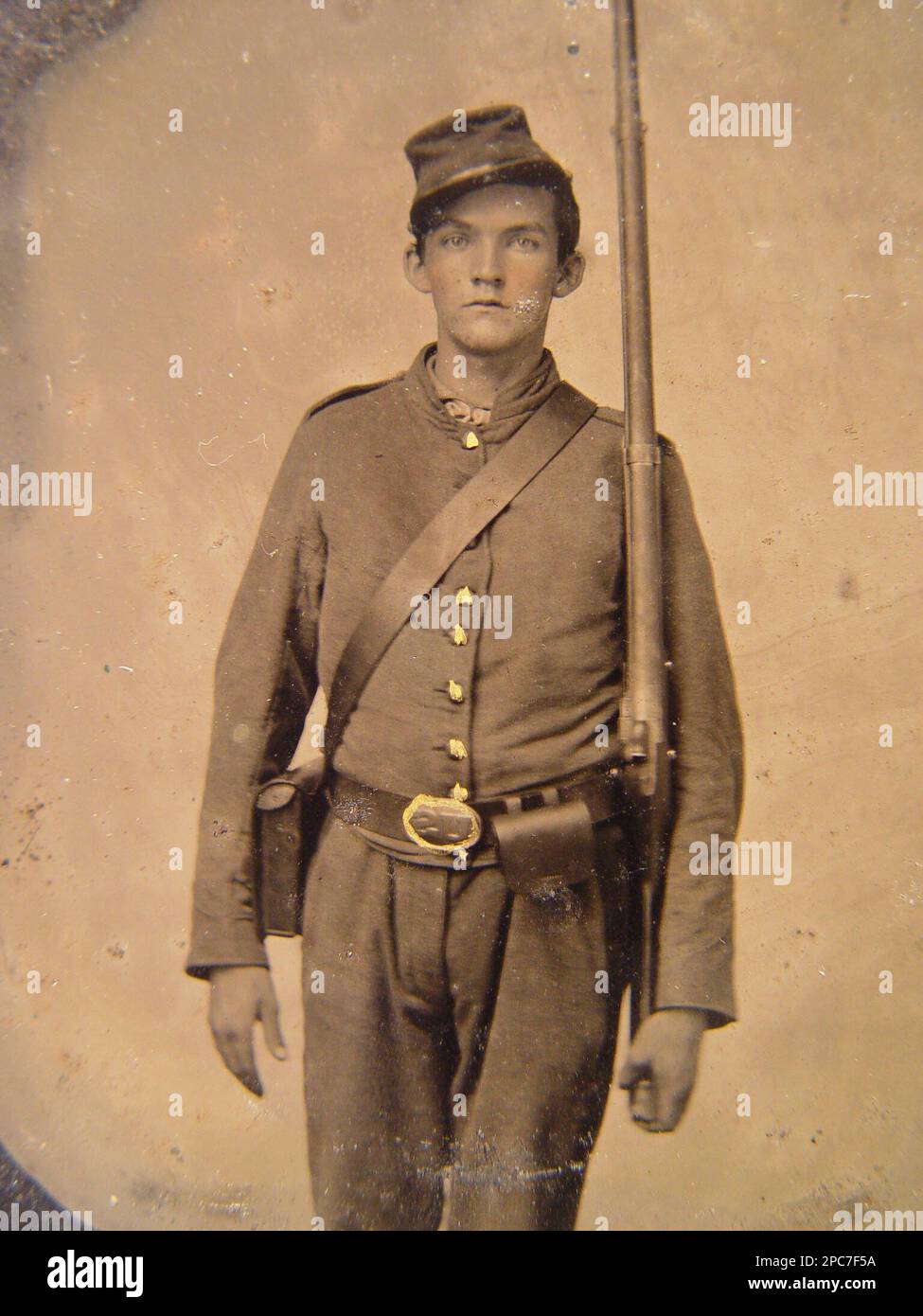 Unidentified soldier in Union uniform with cartridge and cap boxes ...
