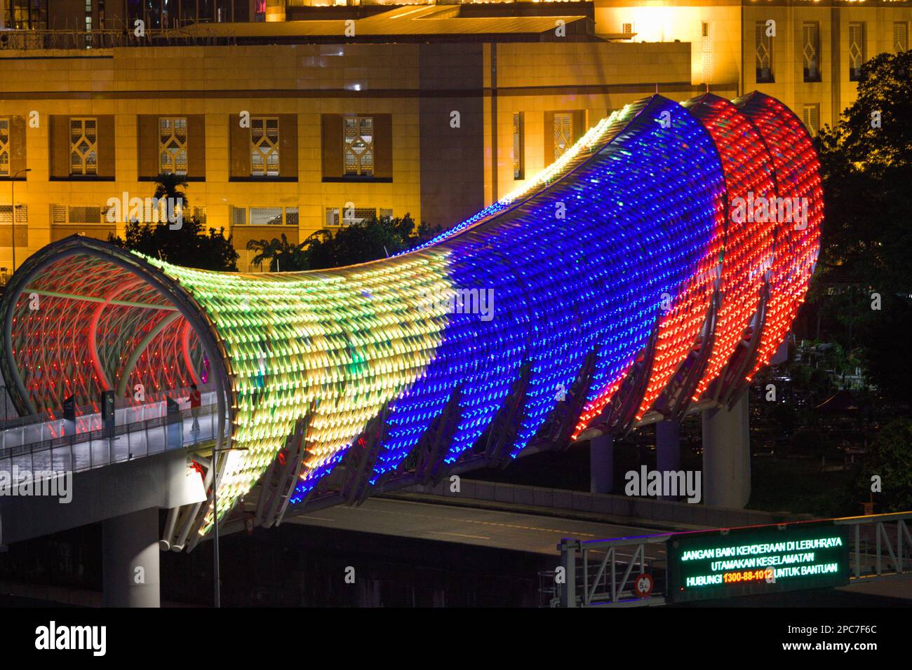 Malaysia, Kuala Lumpur, Pintasan Saloma footbridge, Public Bank ...
